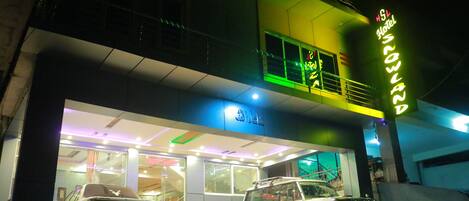 Fachada do alojamento (tarde/noite)