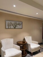 Artigos de higiene pessoal grátis, roupões, toalhas fornecidas, sabão 