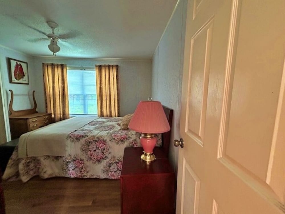 Private, Peaceful, Lakefront, Fully Furnished 2-bedroom Mini-home . - Nova Scotia