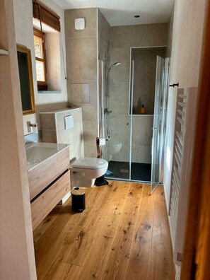 Quarto Duplo, vista para a piscina | Casa de banho