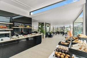 Pequeno-almoço tipo buffet diário mediante uma taxa 