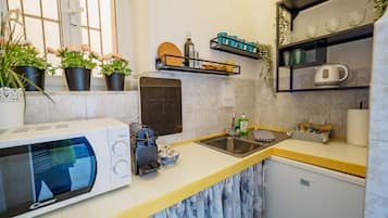 Apartamento conforto, vista para o mar | Cozinha privada | Frigobar, máquina de café expresso, chaleira elétrica, toalhas de papel