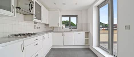 Apartamento | Cozinha privada | Geladeira, micro-ondas, fogão, cooktop