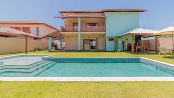 Chalé | Piscina | Piscina exterior, guarda-sóis, espreguiçadeiras