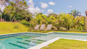 Chalé | Piscina | Piscina exterior, guarda-sóis, espreguiçadeiras