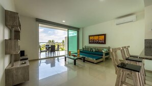 Uma sala de estar moderna com um sofá, mesa de centro e móveis de madeira embutidos.