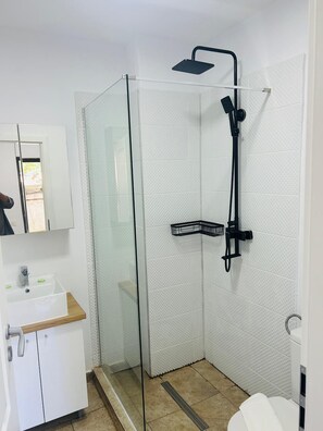 Apartamento urbano | Banheiro | Secador de cabelo, toalhas de banho, sabonete, papel higiênico