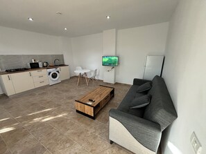 Apartamento Cidade | Sala de estar | Televisor de ecrã plano de 50 cm com canais por cabo 