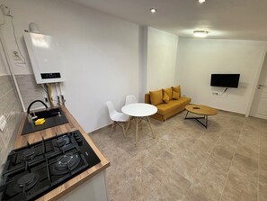 City Apartment #9 | Sala de estar | Televisor de ecrã plano de 50 cm com canais por cabo 