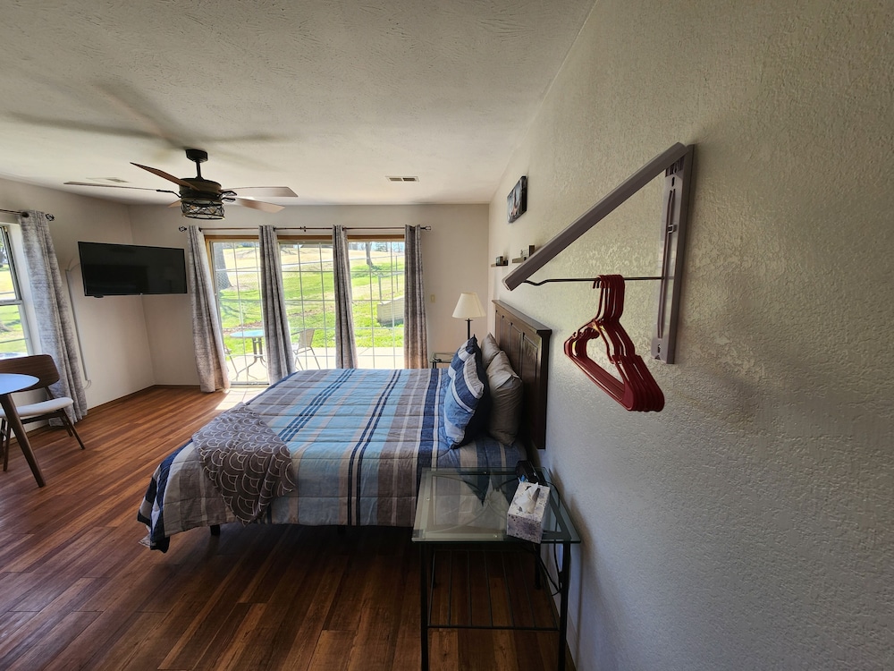 Cozy King Studio At Fall Creek ~ No Steps ~ Peaceful Location Golf Course View - Ridgedale, MO