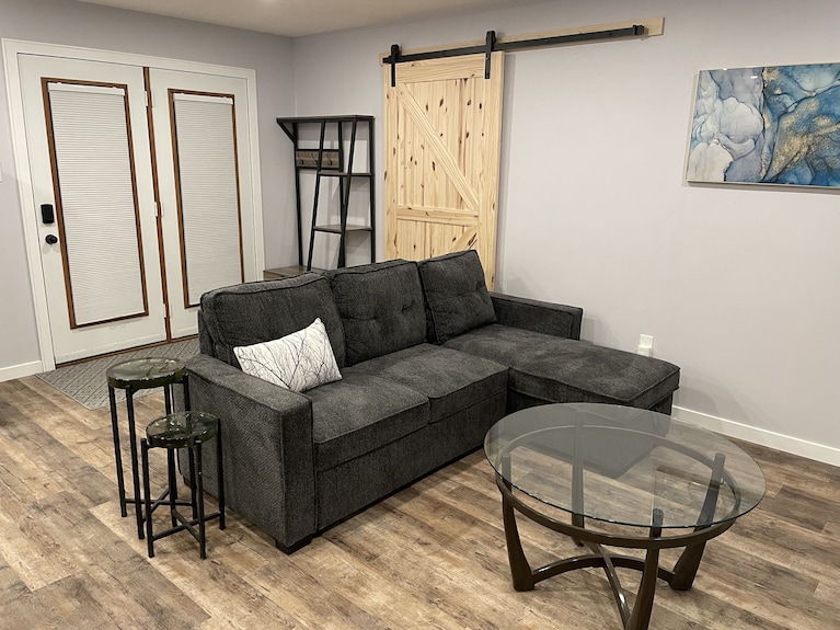 Lakefront Couples Retreat With Indoor Hot Tub, Spa Bathroom & Cozy Fireplace - Manitoba