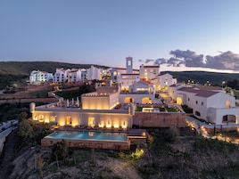 Fachada da propriedade à noite