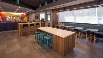 Café da manhã com buffet grátis todos os dias