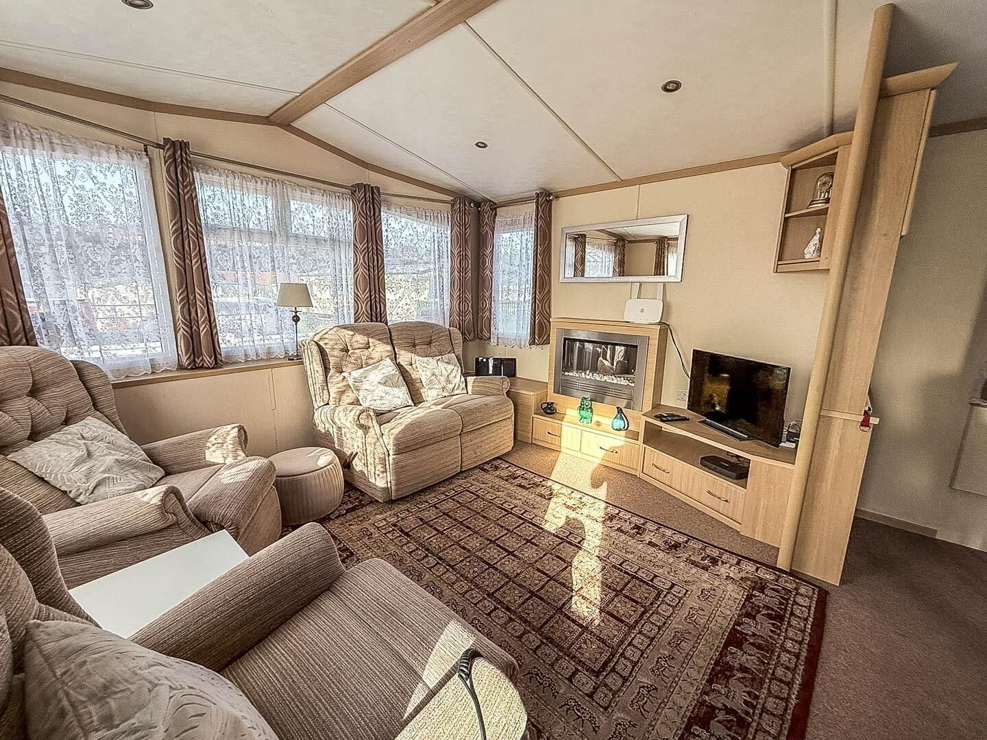 Superb Caravan With Decking & Free Wifi At North Denes Holiday Park Ref 40035nd - Kessingland