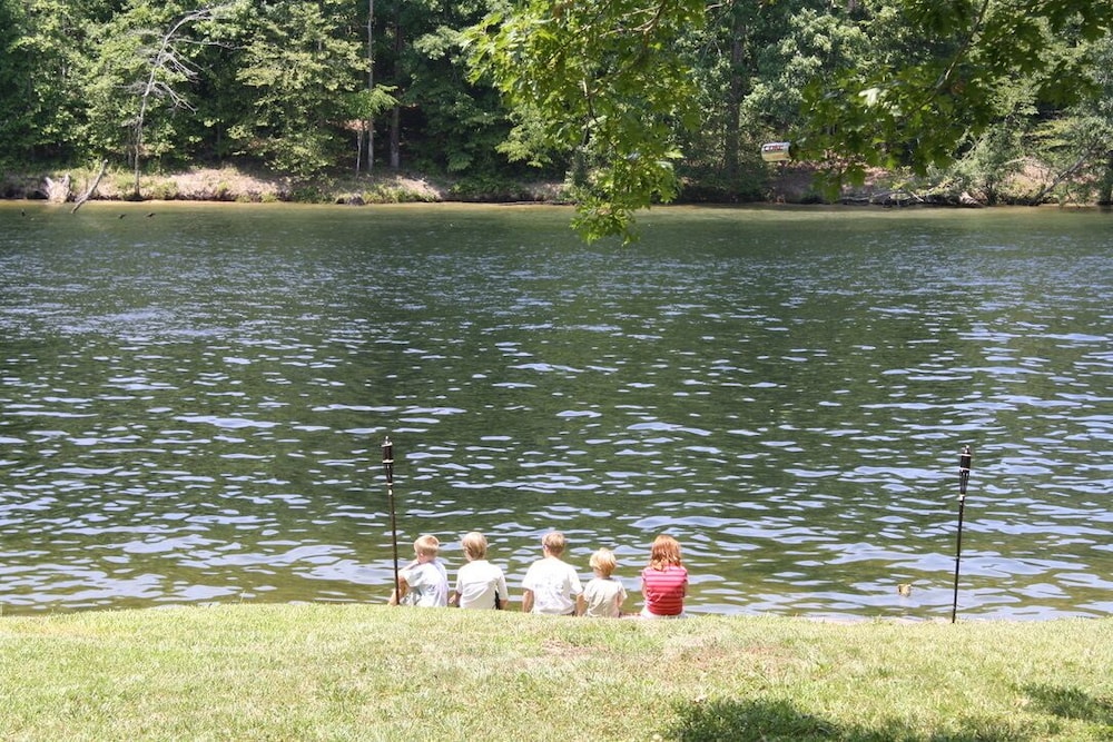 3 private properties, Solar Eclipse, water front, hot tub, new reno ...