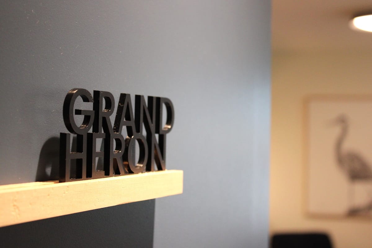 Um letreiro com a inscrição 'GRAND HOTEL' fixado em uma parede.