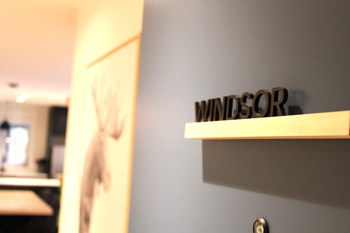 Um sinal com a palavra 'WINDSOR' numa parede.