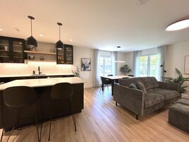 Suíte com design assinado, vista para o pátio | Vista do quarto