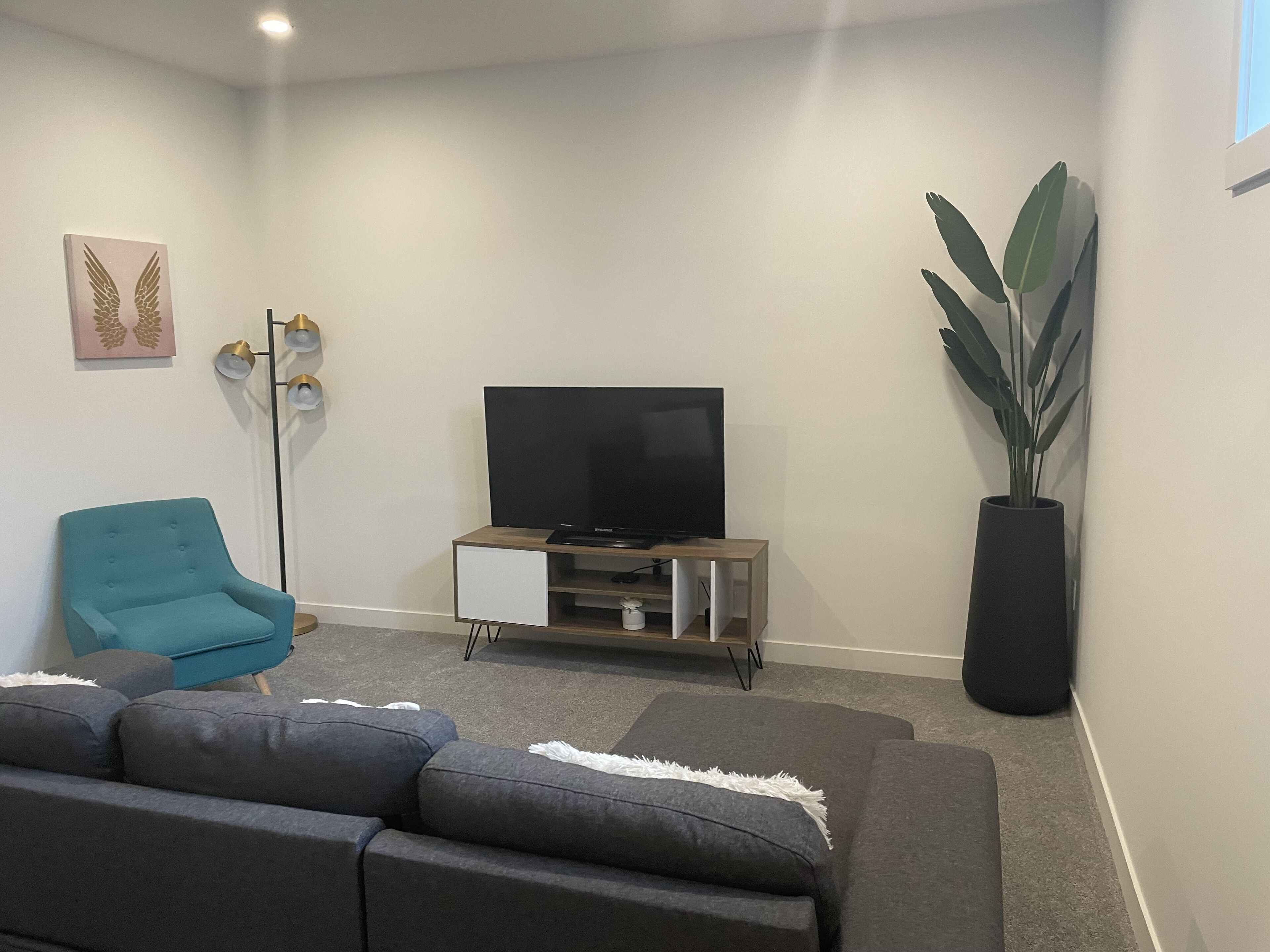 15 Mins To Downtown Calgary And 2 Mins Drive To Amenities. - Calgary