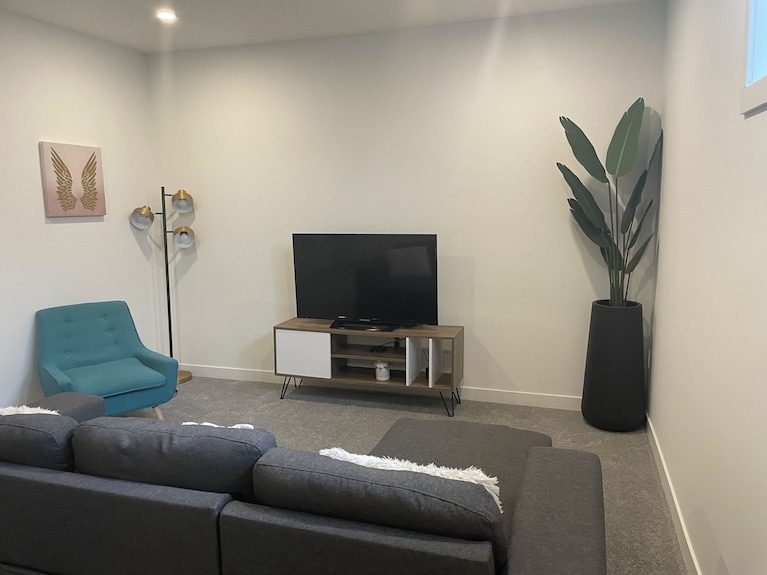 15 Mins To Downtown Calgary And 2 Mins Drive To Amenities. - Calgary