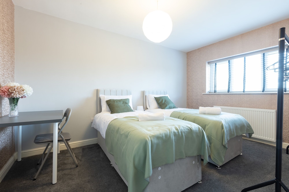 Large House/fits 10/near City/free Parking - Leeds