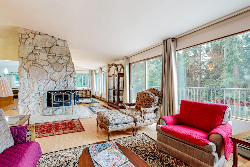 Secluded Home Near Downtown Woodinville With Large Wraparound Deck & Grill - Kirkland, WA