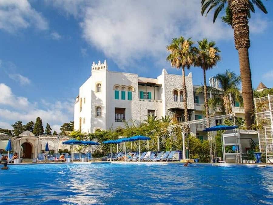 Piscina externa sazonal, guarda-sóis, espreguiçadeiras