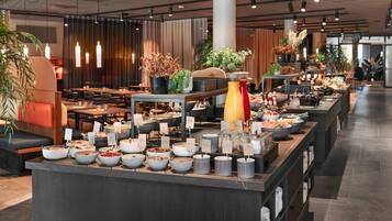 Pequeno-almoço tipo buffet diário mediante uma taxa