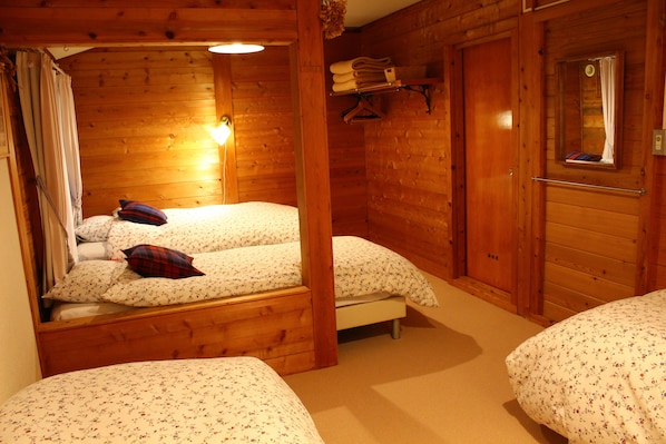 Quarto quádruplo | Roupas de cama premium, edredons de pluma, Wi-Fi de cortesia