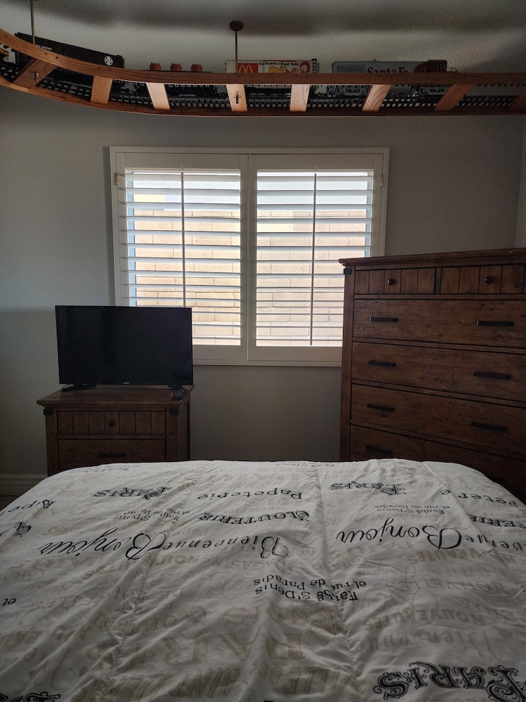 Cozy Room W Pool/spa/gym Access & Panoramic View Of The City! Mins From Disney! - Corona, CA