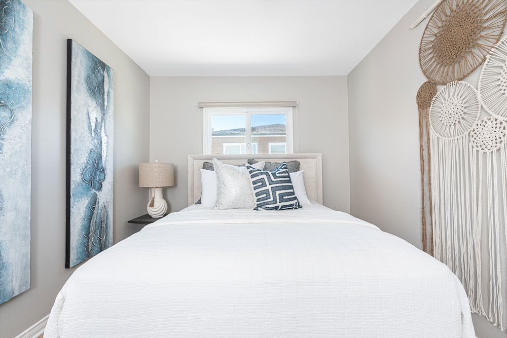 Just Listed! | Remodeled Cottage W/ Large Deck | 1 House From The Beach - Newport