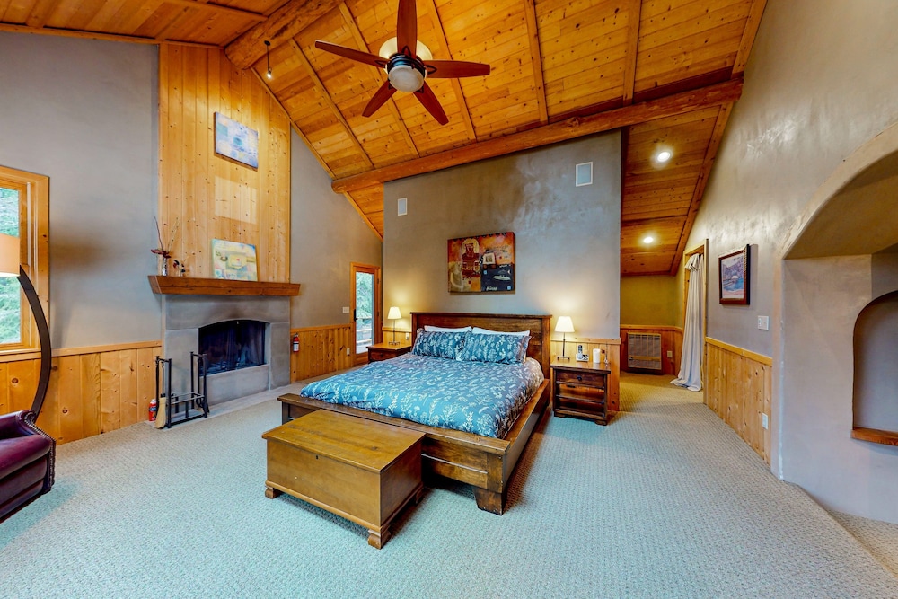 Rustic Woodland Home With Hot Tub, Patios & Fireplaces - Near Lake Access - Hope, ID