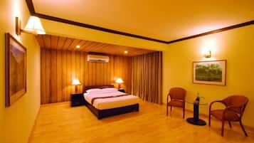 Suite Presidencial, vista para o jardim | Secretária, Wi-fi grátis, roupa de cama fornecida