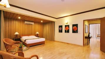 Suite de Luxo, vista para o jardim | Secretária, Wi-fi grátis, roupa de cama fornecida