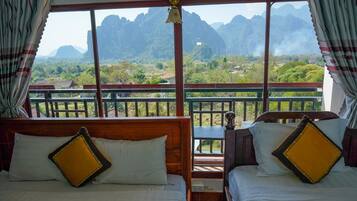 Quarto Triplo Económico, varanda, vista para a montanha | Secretária, Wi-fi grátis