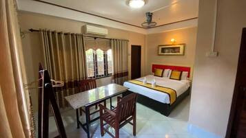 Secretária, Wi-fi grátis, roupa de cama fornecida