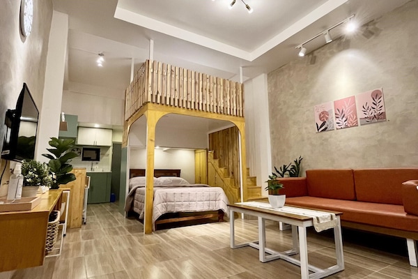 Apartamento família | Área de estar | TV