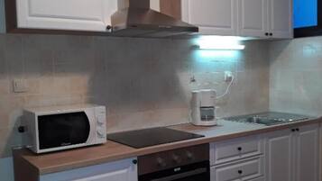 Apartamento (One Bedroom Apartment with Sea View) | Cozinha privada | Geladeira