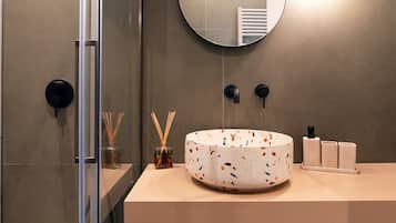 Um polibã, um chuveiro fixo, artigos de higiene pessoal grátis