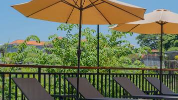 Terraço com espreguiçadeiras