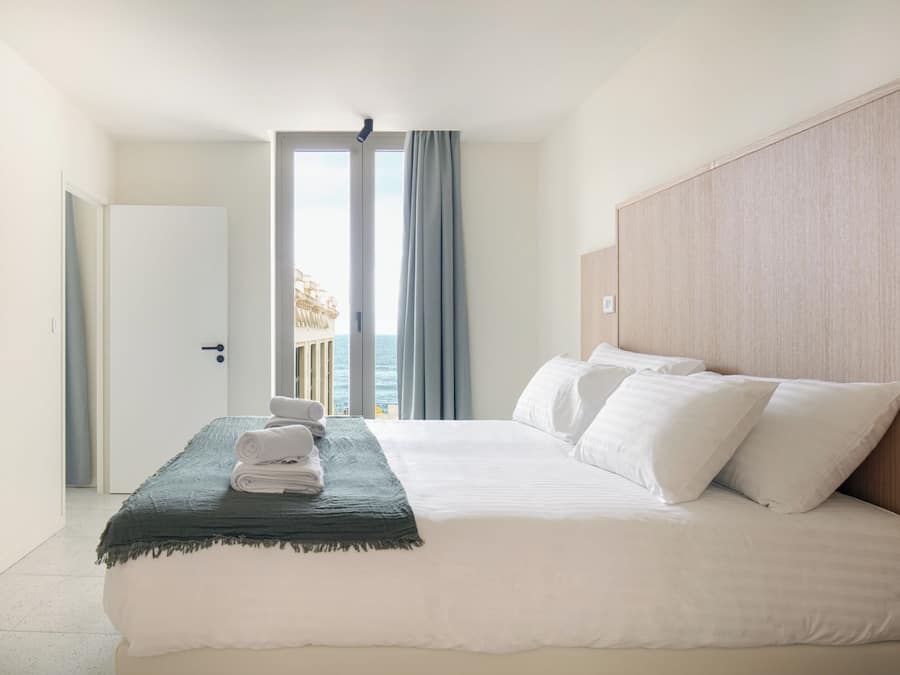 Frigobar, cofres nos quartos, escrivaninha, cortinas blackout