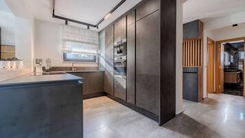 Apartamento Deluxe | Cozinha privada | Um frigorífico/congelador grande, um micro-ondas