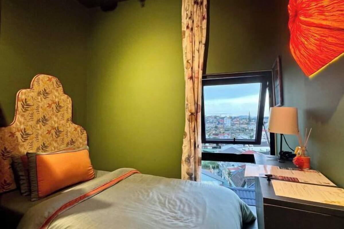 Quartos insonorizados, Wi-fi grátis, com decoração personalizada 