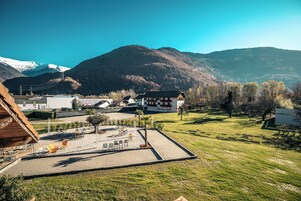 Hotel com área de estar ao ar livre, estacionamento e vista para montanhas.