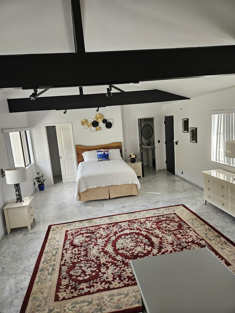 Spacious Suite With Office (Unit A) - Kailua, HI