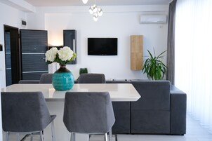 Apartamento premium, vista para o mar | Área de estar