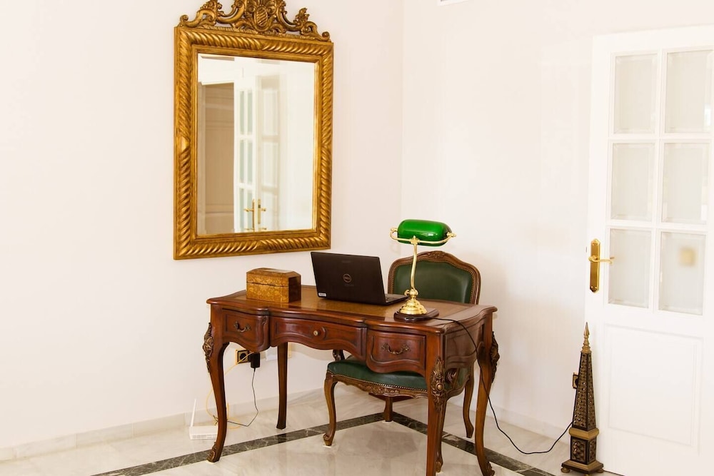Fantastic 3 Bdr Condo In Marbella's Golden Mile - Marbella