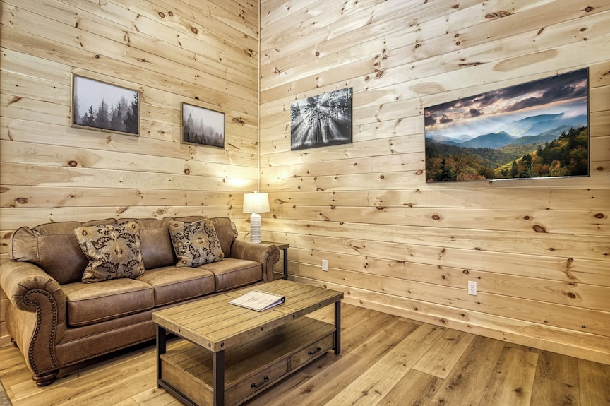 Misty Cove Cabin -Pickleball Court, Creek, Wifi, Mountain Views, No Cleaning Fee - Tennessee