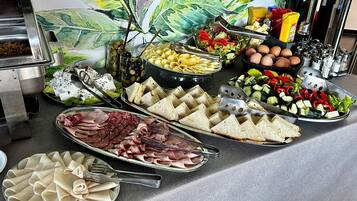 Café da manhã com buffet grátis todos os dias