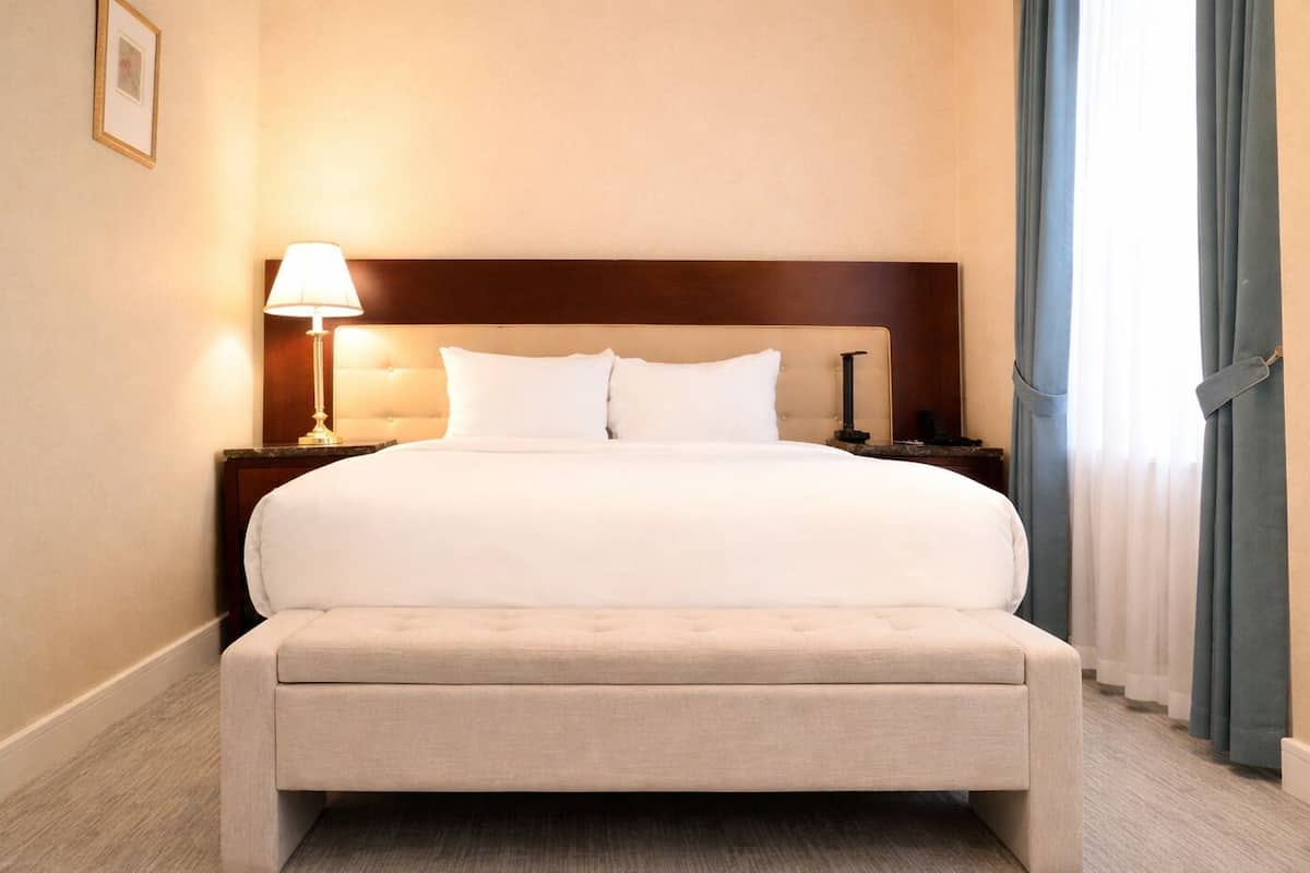 High Floor, City View, 1 Queen Bed | Cofre no quarto, com decoração personalizada, secretária